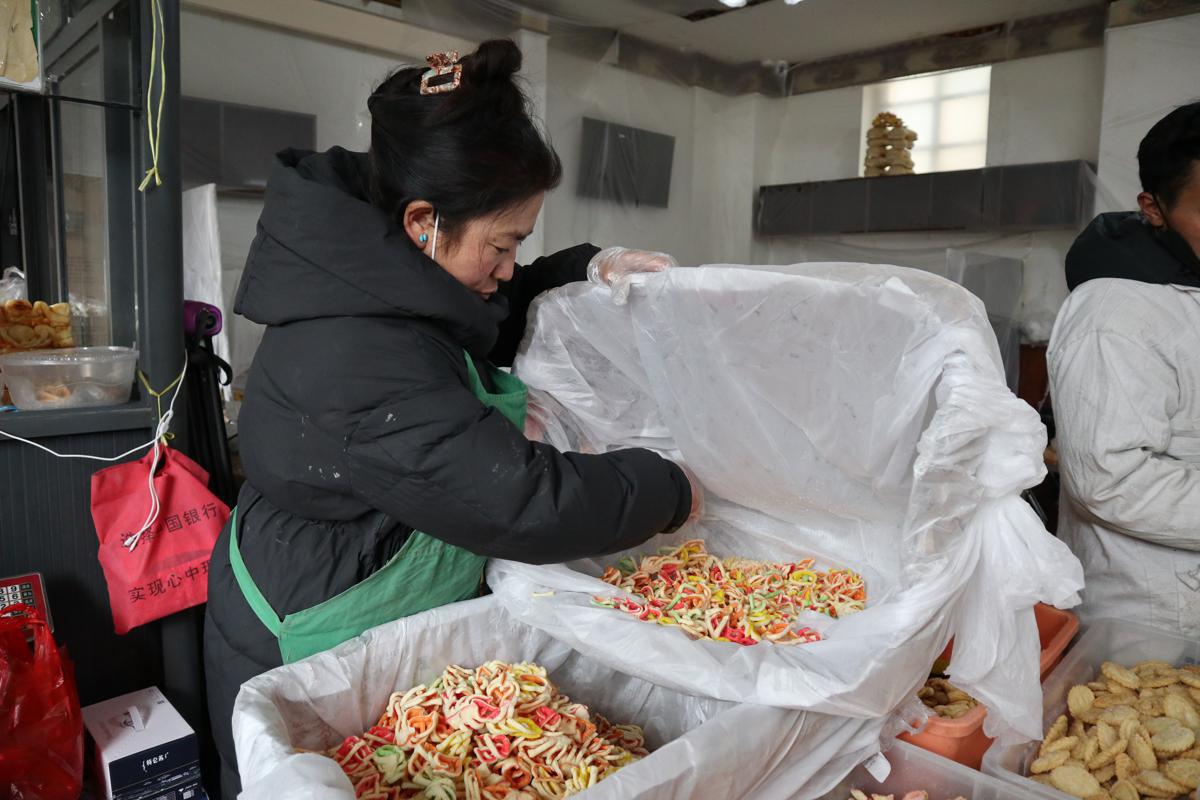 Lhasa residents prepare traditional food for Losar celebrations-Tibet ...