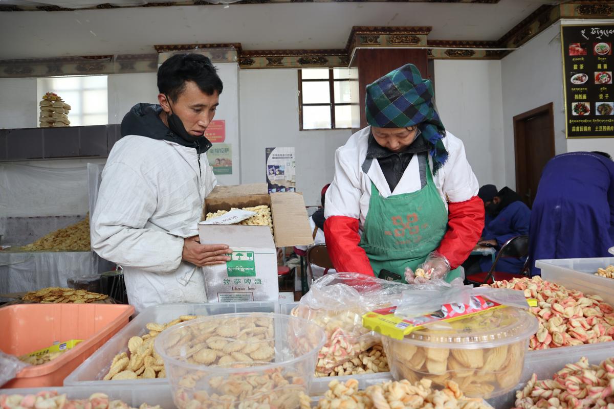 Lhasa residents prepare traditional food for Losar celebrations-Tibet ...